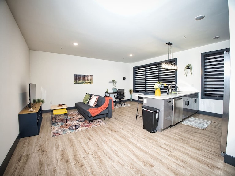 Great Location-20 Mins To Nyc-free Indoor Parking - West New York, NJ