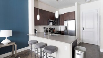 Apartamento (1 Bedroom) | Cozinha privada | Um frigorífico, uma cafeteira/bule