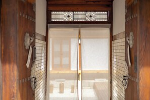 Um quarto japonês tradicional com tatames, portas deslizantes e um painel shoji.