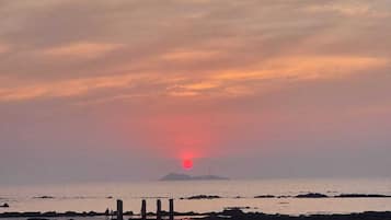 Na praia, areia branca