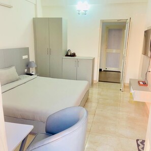 Quarto luxo, vista para a cidade | Escrivaninha, Wi-Fi de cortesia