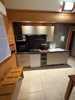 Apartamento Clássico | Cozinha privada | Um frigorífico, um micro-ondas, um forno, uma placa de cozinha 