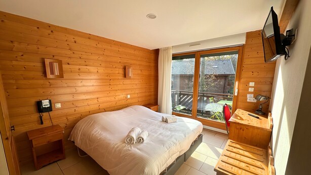 Apartamento Clássico, varanda, vista para o jardim | Roupa de alta qualidade, cofre no quarto, secretária, Wi-fi grátis 