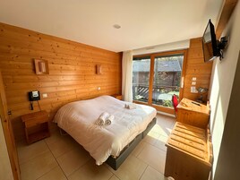 Apartamento Clássico, varanda, vista para o jardim | Roupa de alta qualidade, cofre no quarto, secretária, Wi-fi grátis 