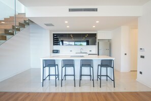 Um micro-ondas, uma placa de cozinha, uma máquina de lavar louça 