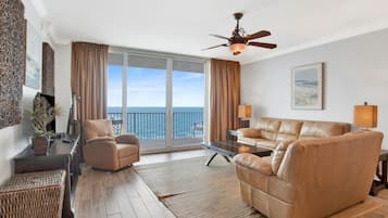 Apartamento Signature em Condomínio Fechado, 3 quartos, sauna, vista para a praia | Sala | Smart TV de 45 polegadas com canais via satélite