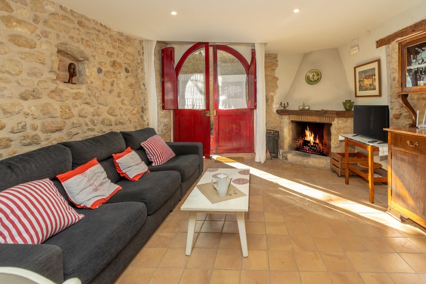 Casa Vermella I Blava: Casa Rural Con Jardín Compartido Y Wi-fi En Orriols - Banyoles