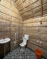 Quarto Comfort | Casa de banho | Um polibã, toalhas fornecidas, champô