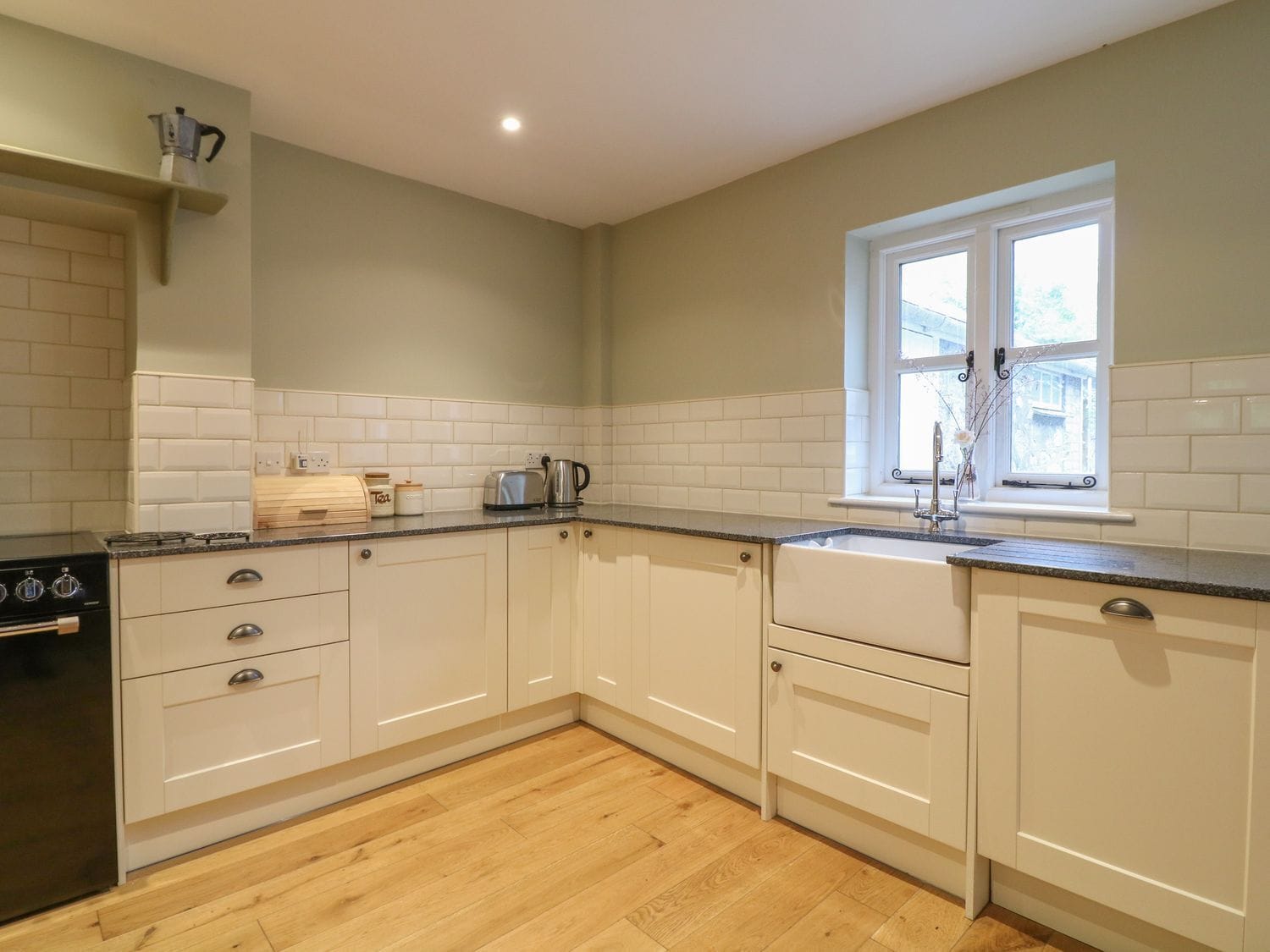 Uma máquina de lavar louça, utensílios de cozinha 