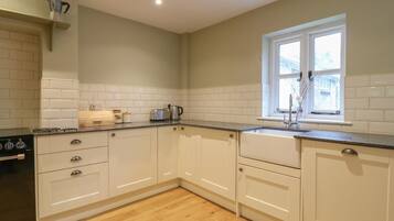 Uma máquina de lavar louça, utensílios de cozinha