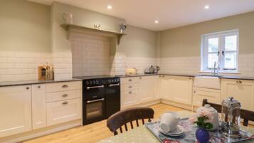 Uma máquina de lavar louça, utensílios de cozinha