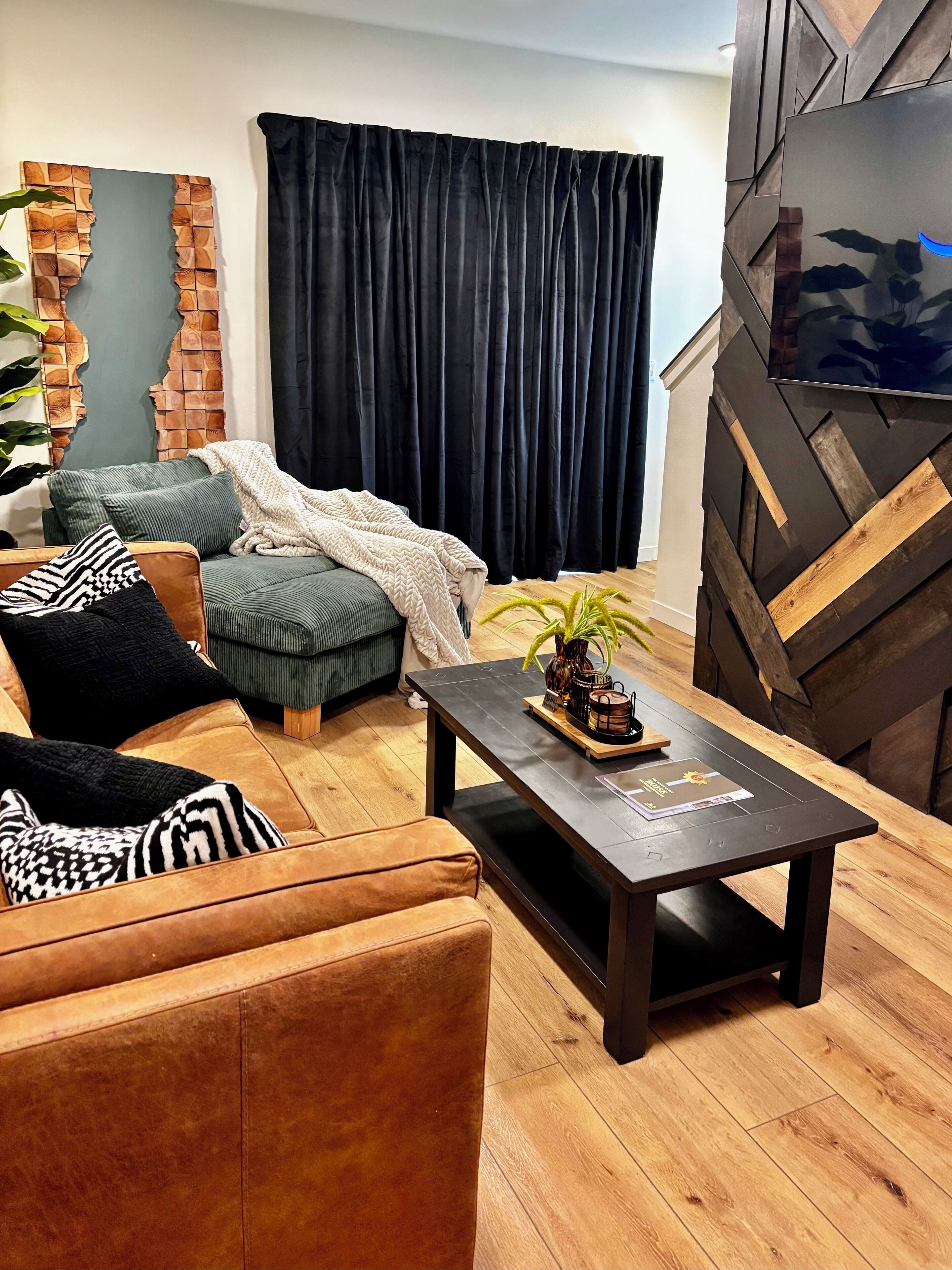 Boise Basecamp Is Your Launch Point For Adventure And Relaxation. Nestled In The Up-and-coming Garden City Neighborhood Near The Greenbelt, Wineries, Breweries, And Local Dining, This Modern 3-story Retreat Features King Beds And Private Bathrooms. - 보이시