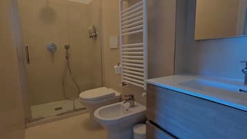 Quarto Duplo Superior, vista para o jardim | Casa de banho | Um polibã, artigos de higiene pessoal grátis, um secador de cabelo