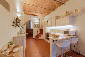 Apartamento (1 Bedroom) | Cozinha privada | Um frigorífico, um micro-ondas, um forno, uma placa de cozinha 
