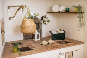 Chuveiro, bidê, toalhas de banho 