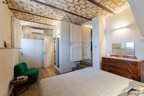 3 quartos, ferros/tábuas de passar roupa, roupa de cama