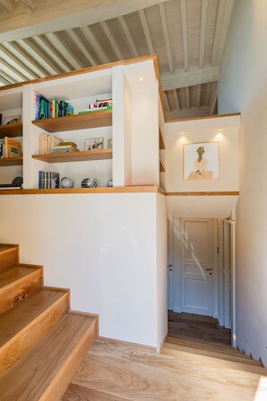 3 quartos, ferros/tábuas de passar roupa, roupa de cama