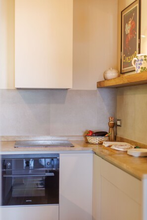 Geladeira, micro-ondas, fogão, cooktop