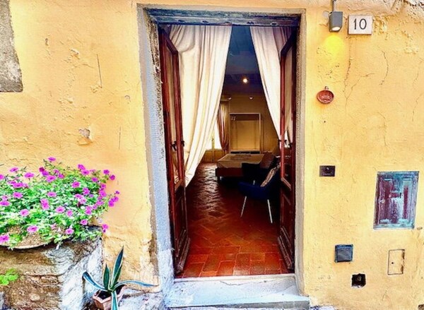 Vicolo Della Scala Rooms - La Luna - Cortona
