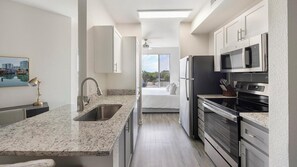 Estúdio (0 Bedroom) | Cozinha privada | Um frigorífico, uma cafeteira/bule 