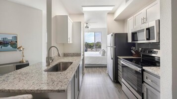 Estúdio (0 Bedroom) | Cozinha privada | Um frigorífico, um micro-ondas, um forno, uma placa de cozinha