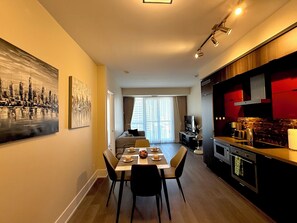 Torradeira, produtos de limpeza, toalhas de papel