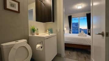 Apartamento Familiar em Condomínio Fechado, 2 quartos, não fumadores, vista parcial para o lago | Casa de banho | Artigos de higiene pessoal grátis, um secador de cabelo