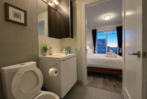 Condo família, 2 quartos, para não fumantes, vista parcial para o lago | Banheiro | Produtos de toalete grátis, secador de cabelo, toalhas de banho 