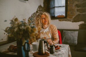 Cabana tradicional, vista para a montanha | Opções para refeição