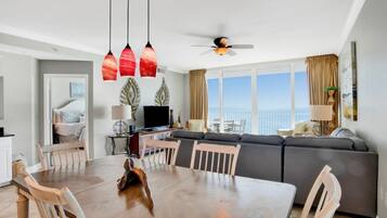 Condo executivo, 3 quartos, sacada, vista para a praia | Opções para refeição no quarto