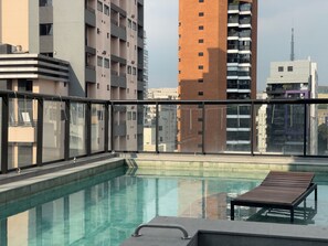 Piscina externa, funciona das 5h às 22h, guarda-sóis