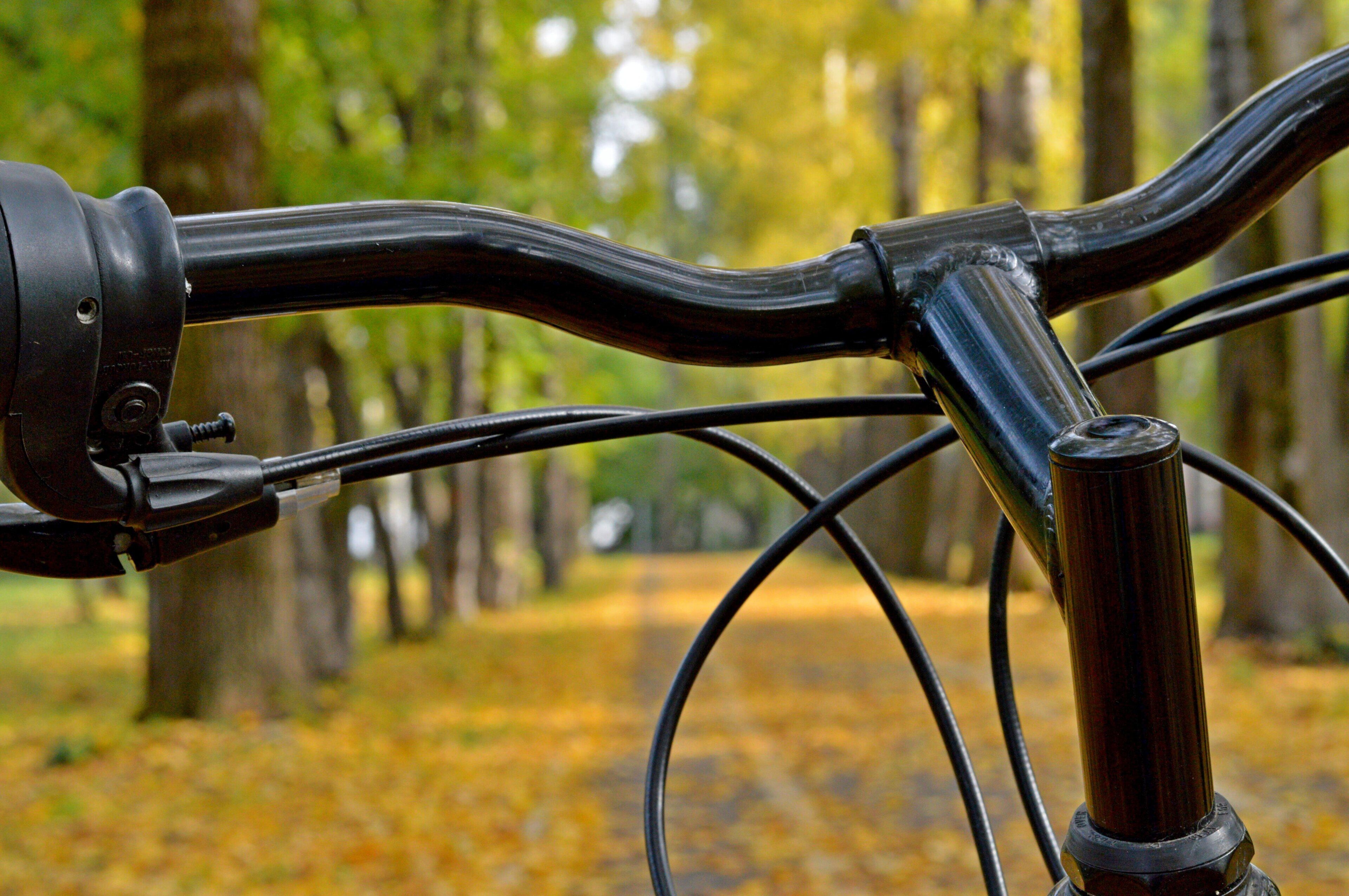 Guidão e roda dianteira de bicicleta.
