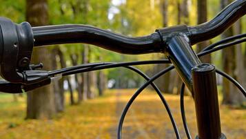 Guidão e roda dianteira de bicicleta.
