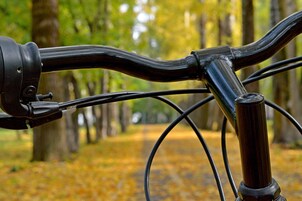 Guidão e roda dianteira de bicicleta.
