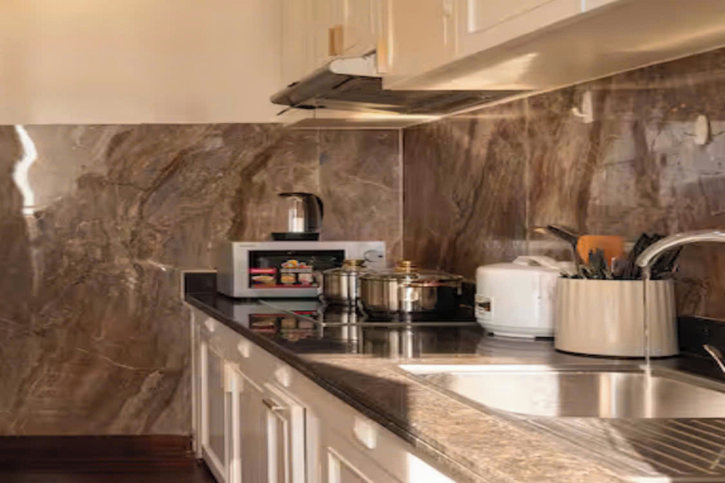 Geladeira grande, micro-ondas, fogão, cooktop