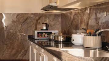 Geladeira grande, micro-ondas, fogão, cooktop