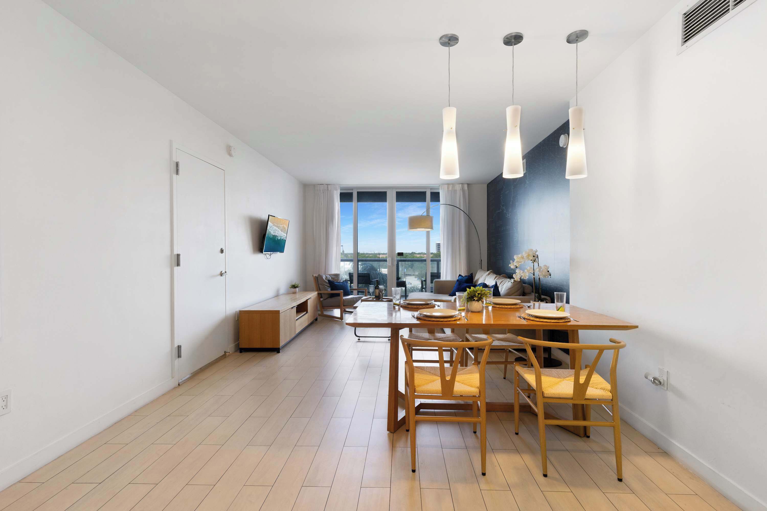 Beachside 2br Escape W/ Pool Hallandale - Hallandale, FL