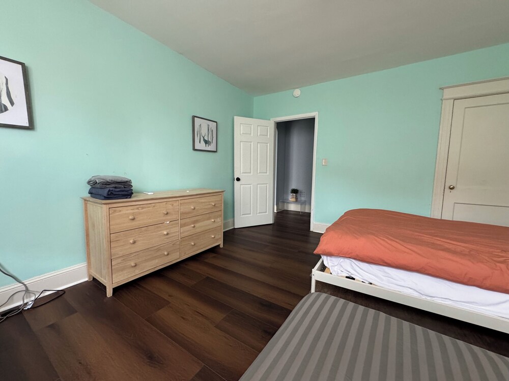 Great NICE 5-Beds easy parking near Transportation Reviews, Deals ...