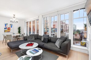 Stylish 2BR Sub-ph in Yaletown Expansive Balcony, Vancouver: Hotel ...