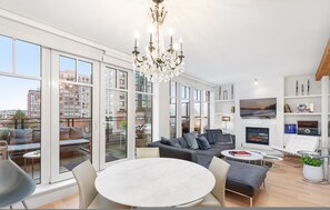 Stylish 2BR Sub-ph in Yaletown Expansive Balcony, Vancouver: Hotel ...