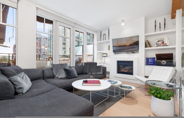 Stylish 2BR Sub-ph in Yaletown Expansive Balcony, Vancouver: Hotel ...