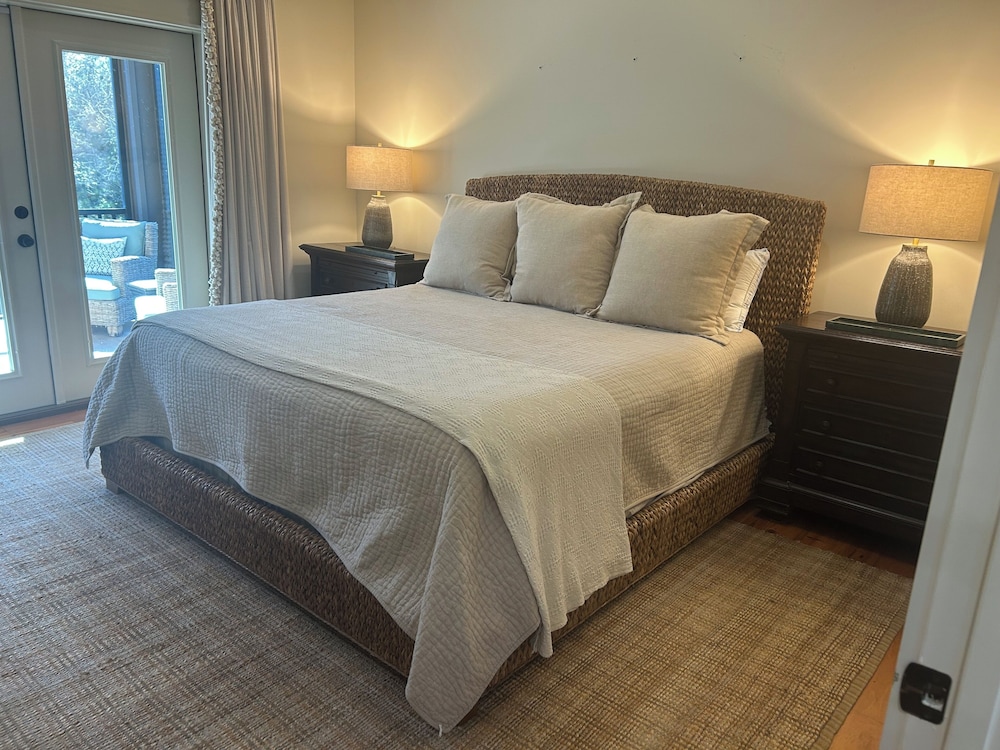 Snowbird discount!Luxe beach home with old world charm, chefs kitchen ...