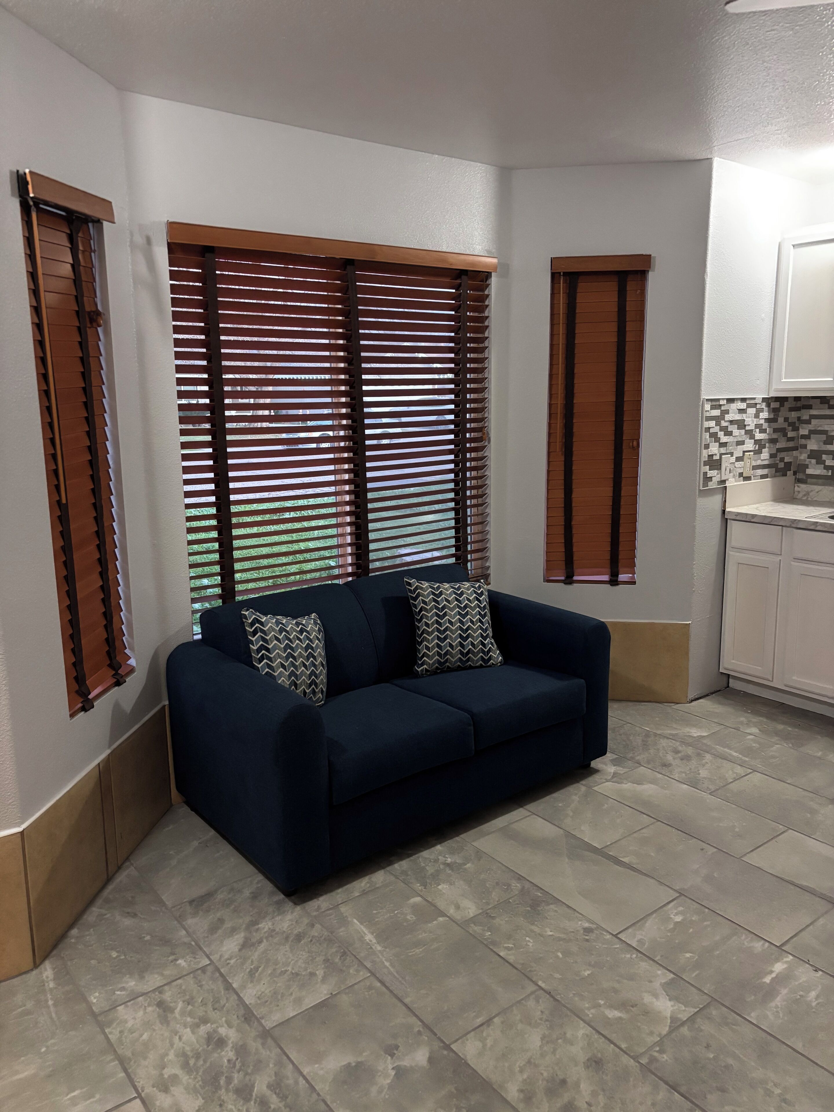 Private Guest House Cozy & Clean Living Room + Bath Great Location - Porterville, CA