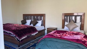 Quarto triplo conforto, sacada | Roupas de cama premium, escrivaninha, espaço de trabalho para notebook