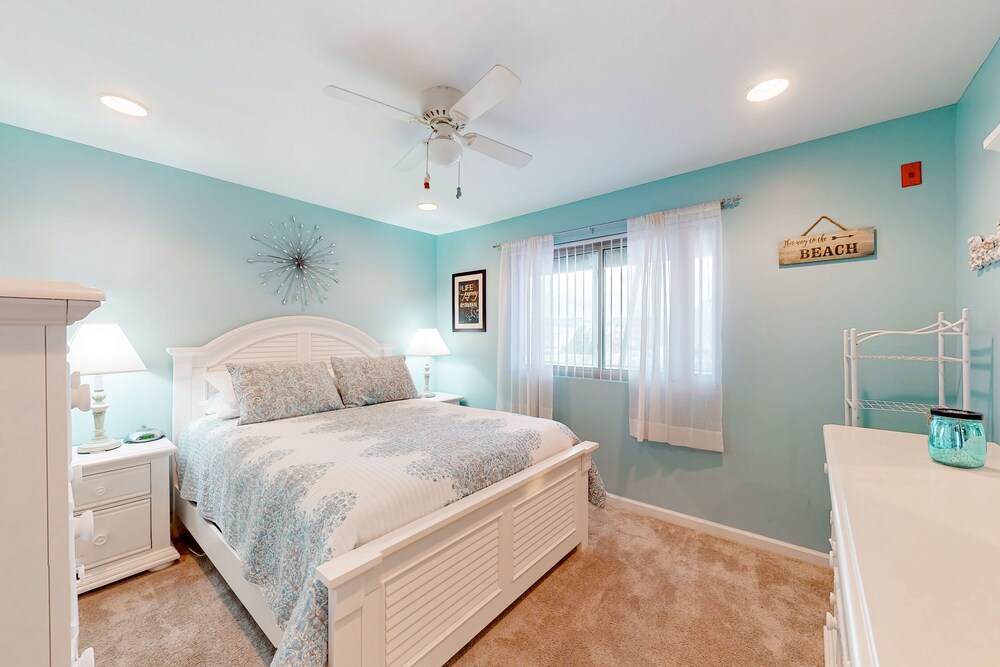 Sunny Condo Near Beach & Northside Park With Washer/Dryer, Balcony ...