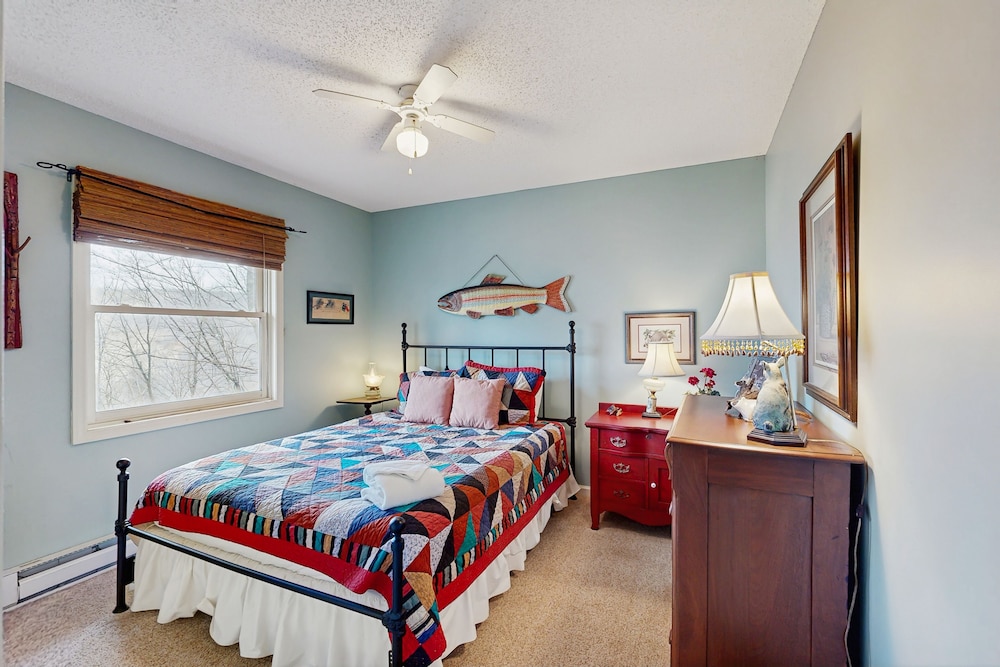 Cozy home with grill, amazing views, close to skiing - dog friendly ...