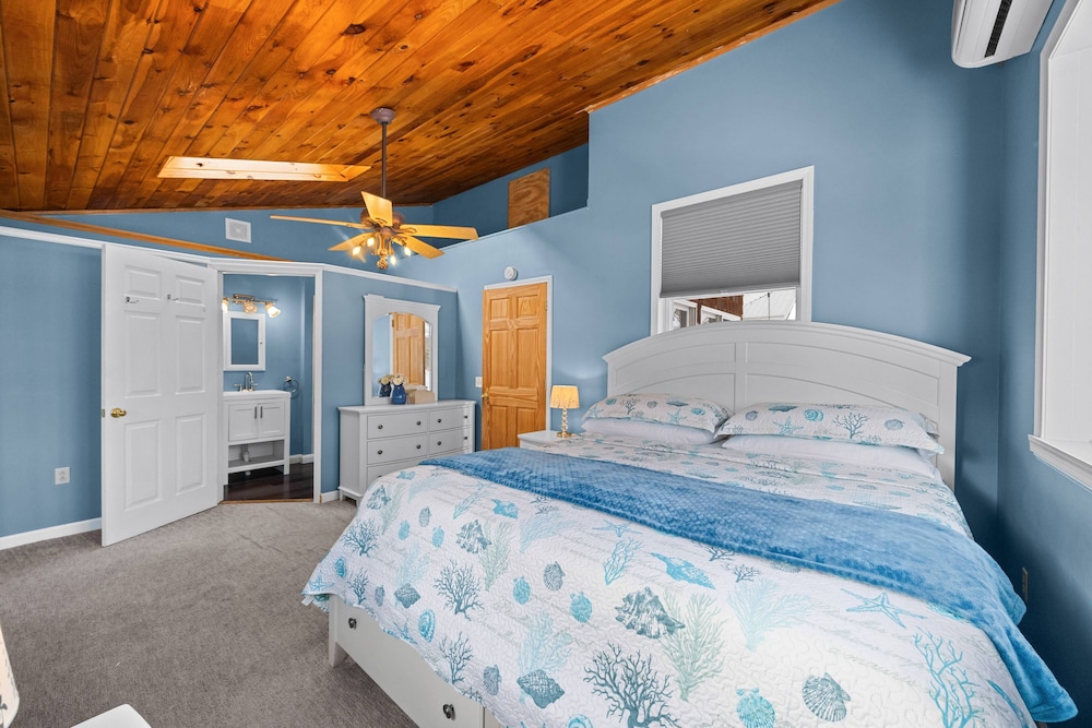 The Lost Lobster: Lakefront home, sleeps 10 on Waneta Lake Reviews ...