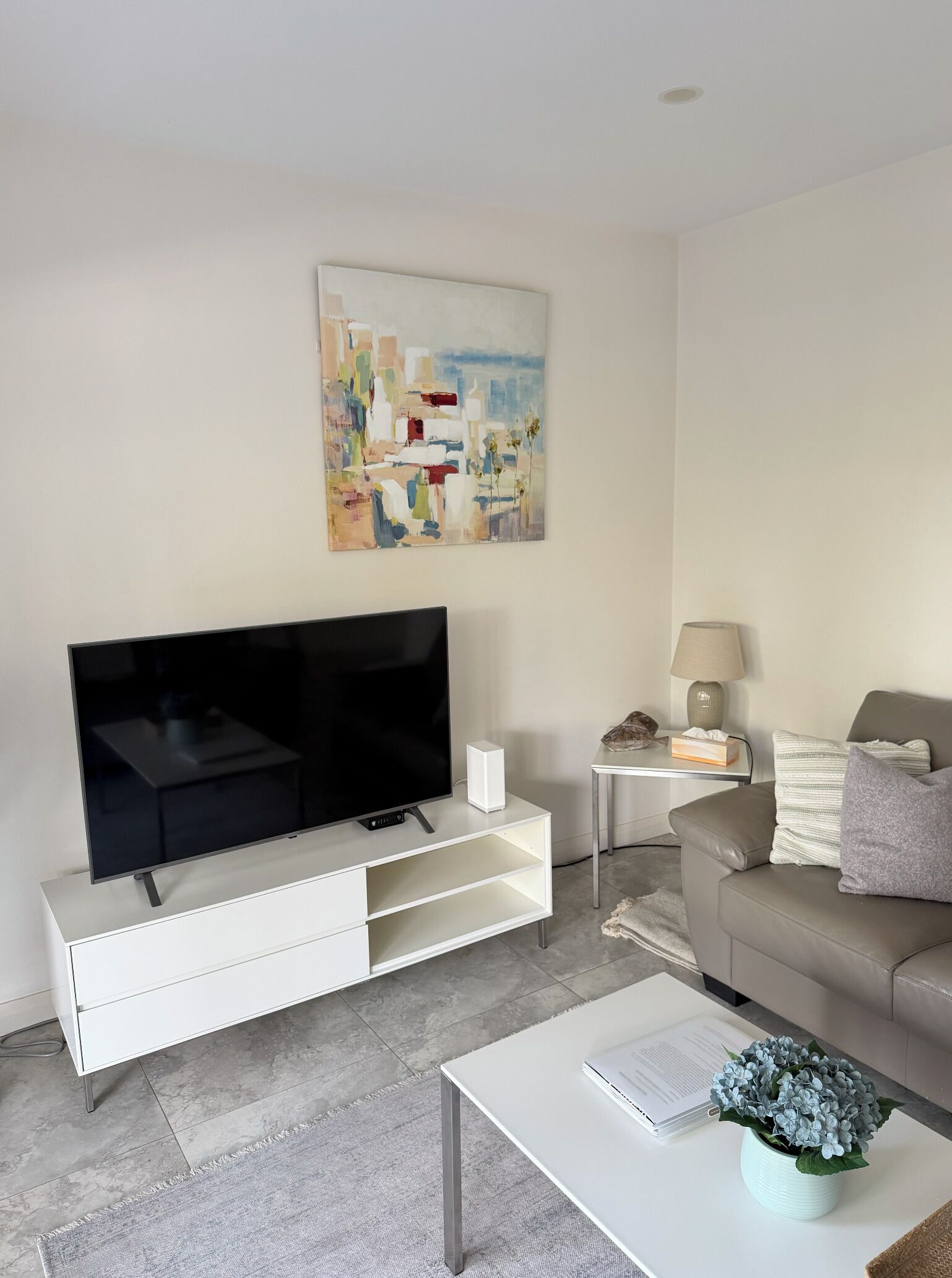 Duplex luxo, 3 quartos | Área de estar | Smart TV 20 polegadas com canais digitais