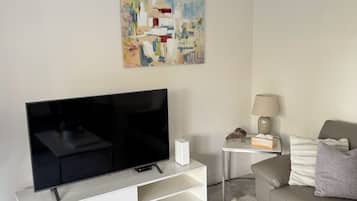 Duplex luxo, 3 quartos | Área de estar | Smart TV 20 polegadas com canais digitais