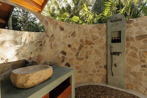 Bungalow Deluxe, vista para o jardim | Casa de banho | Um polibã, um secador de cabelo, toalhas fornecidas, sabão 